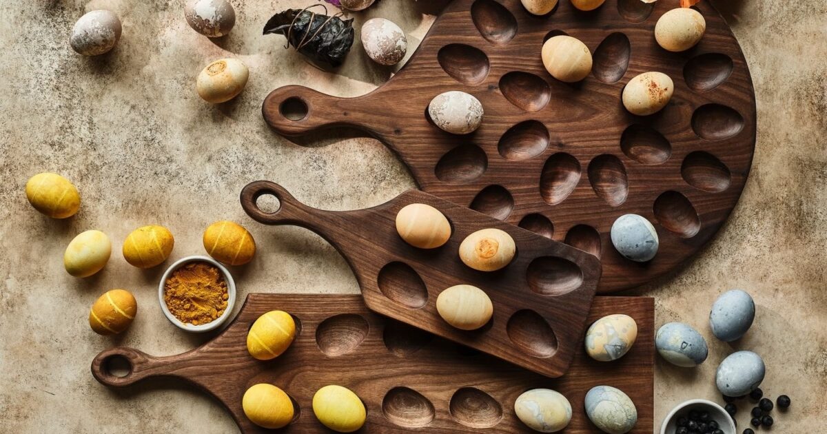 Eco-Friendly Egg Dyeing | Blackberry Magazine